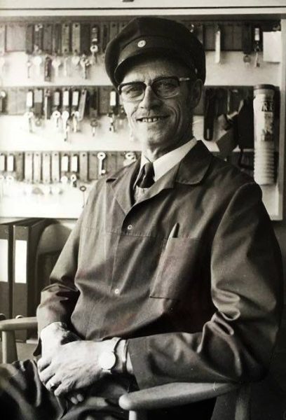 Ved den gamle port på Holmegaard Glasværk i 1981.